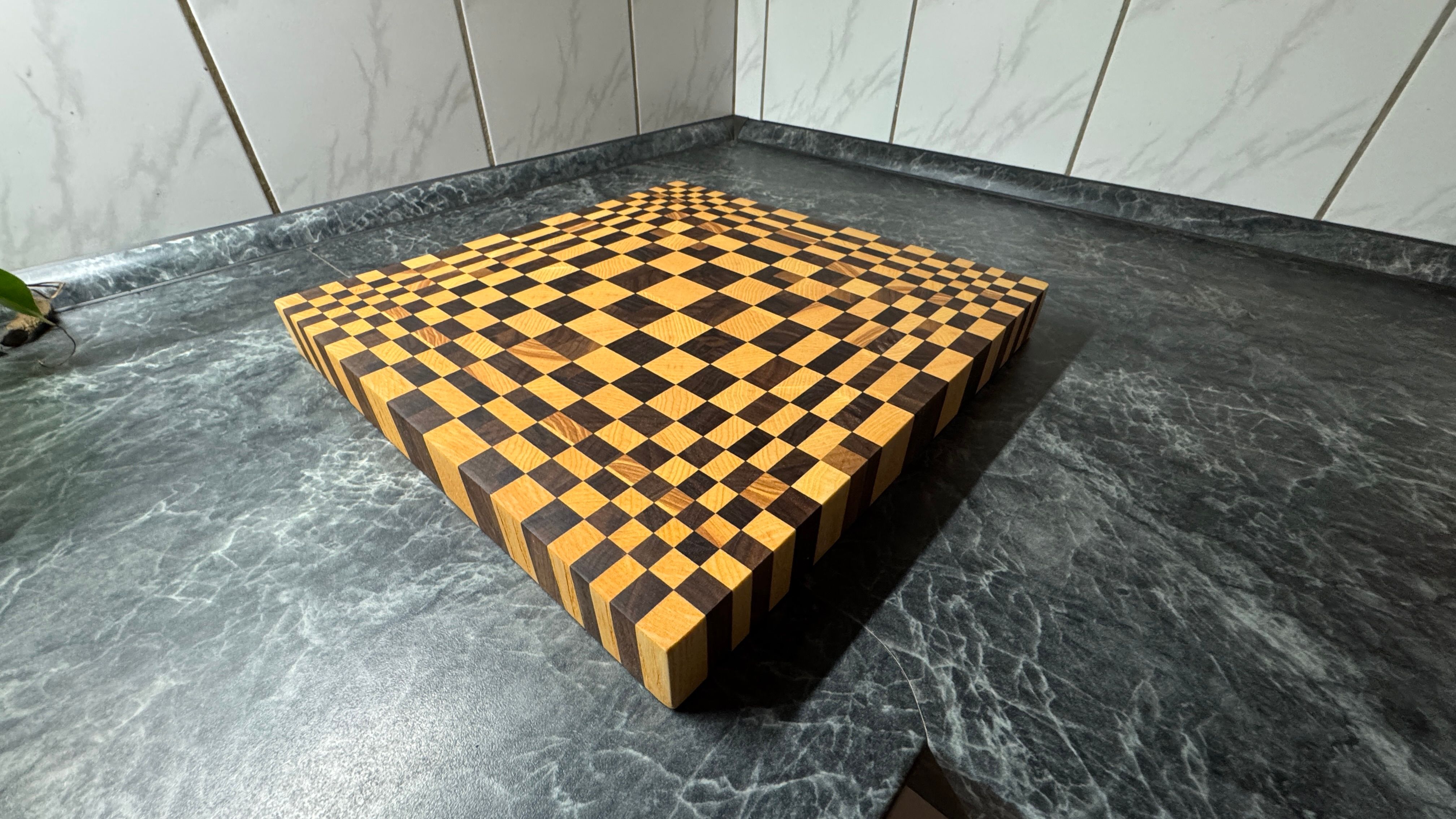 End grain cutting board with 3D optical illusion